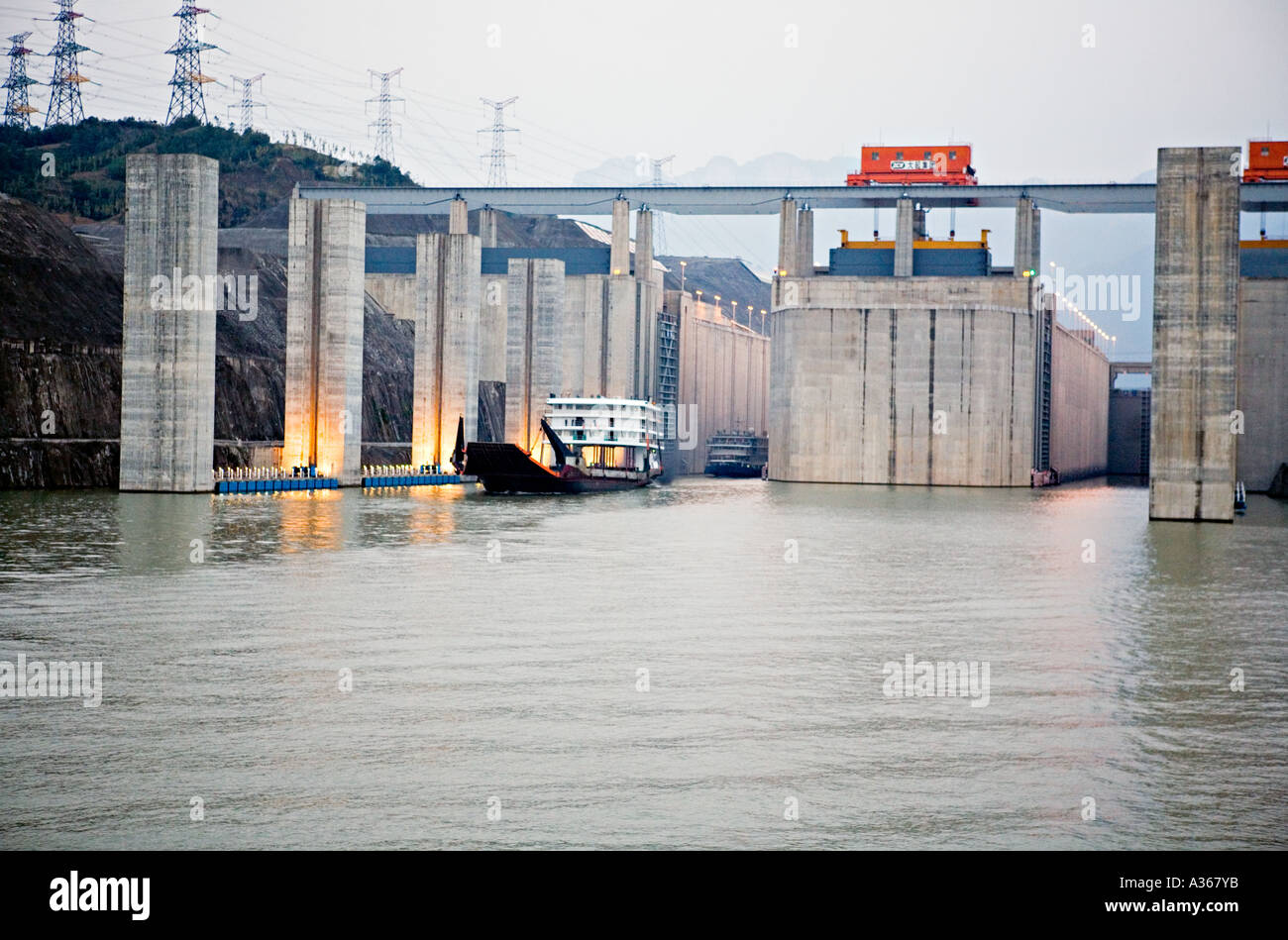 CHINA YANGTZE RIVER SANDOUPING Chinese barge and cruise ship leave last ...