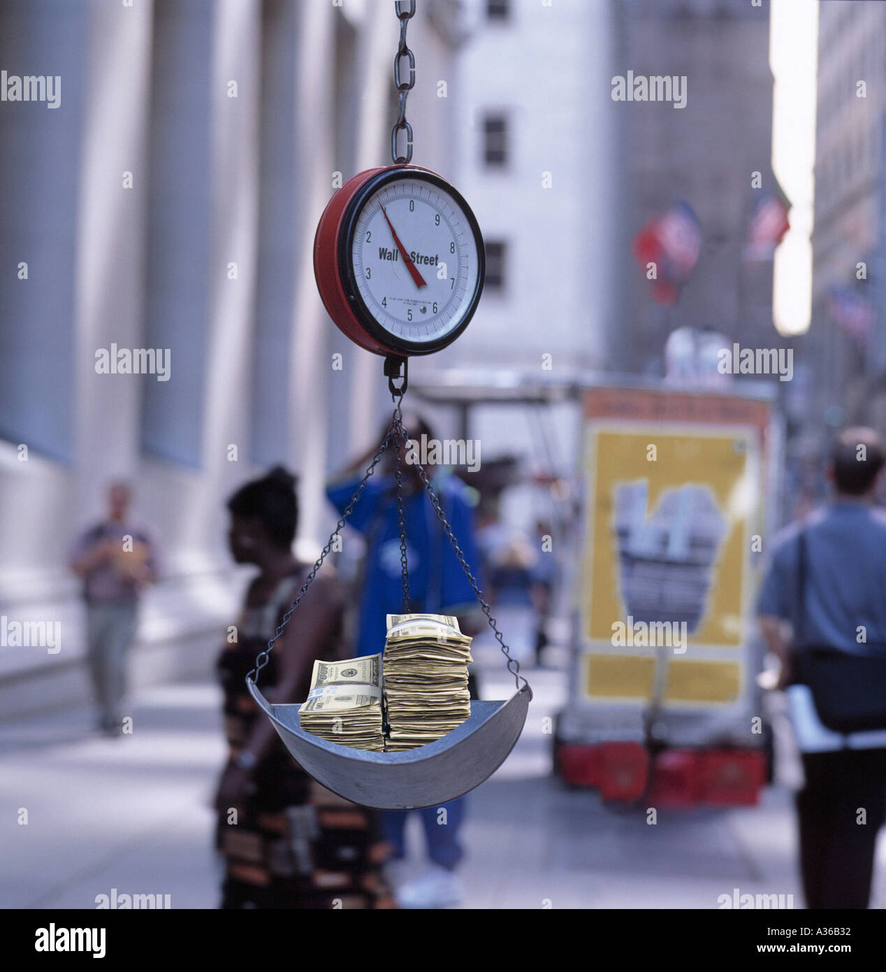 Money scale new york hi-res stock photography and images - Alamy