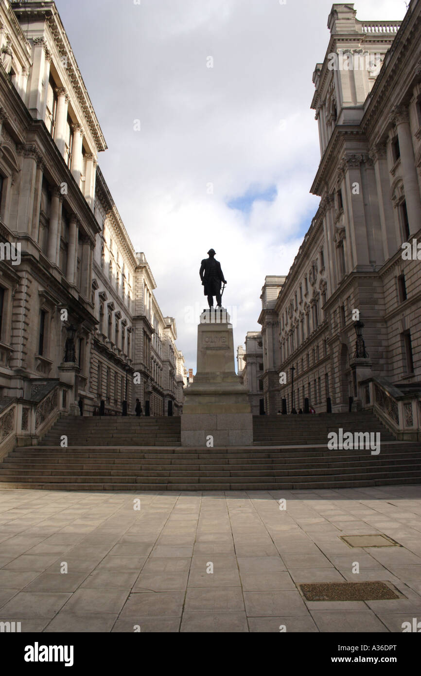 Clive of india statue london hi-res stock photography and images - Alamy