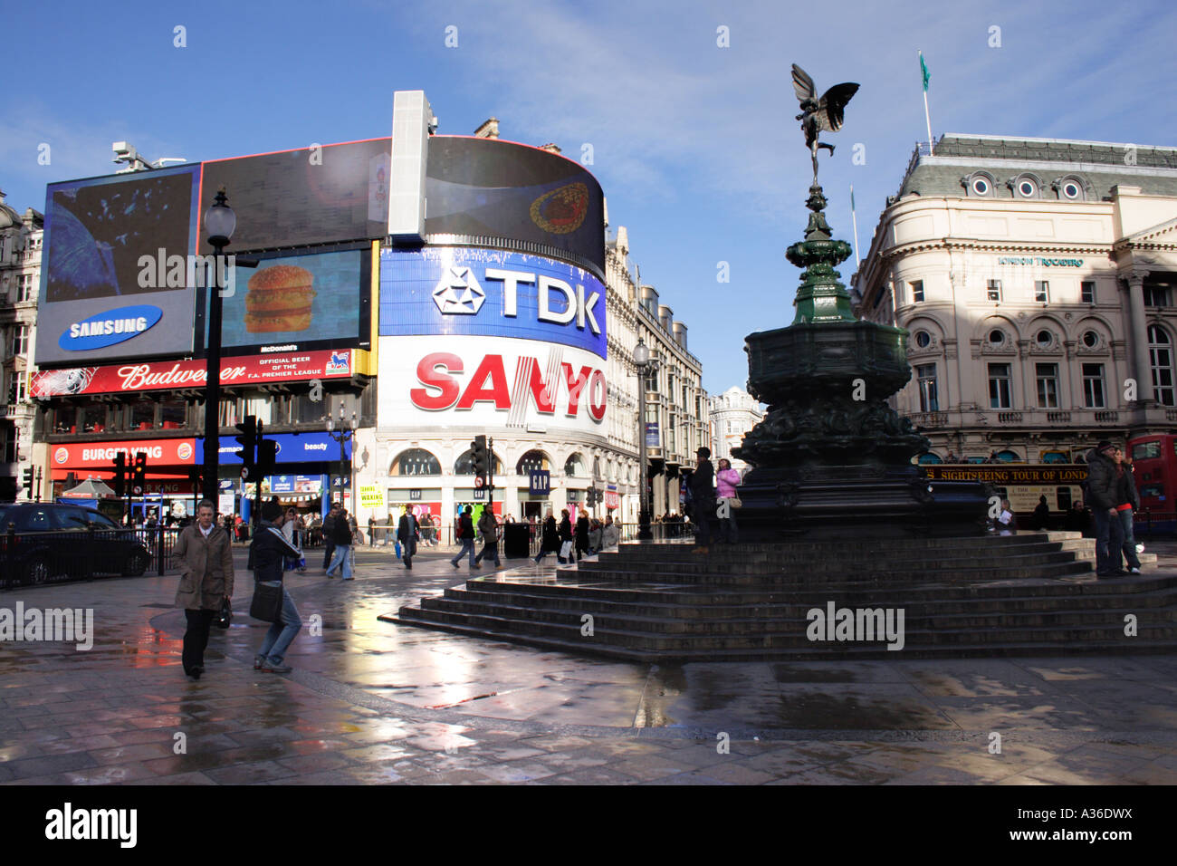 Piccadilly circus statue hi-res stock photography and images - Alamy