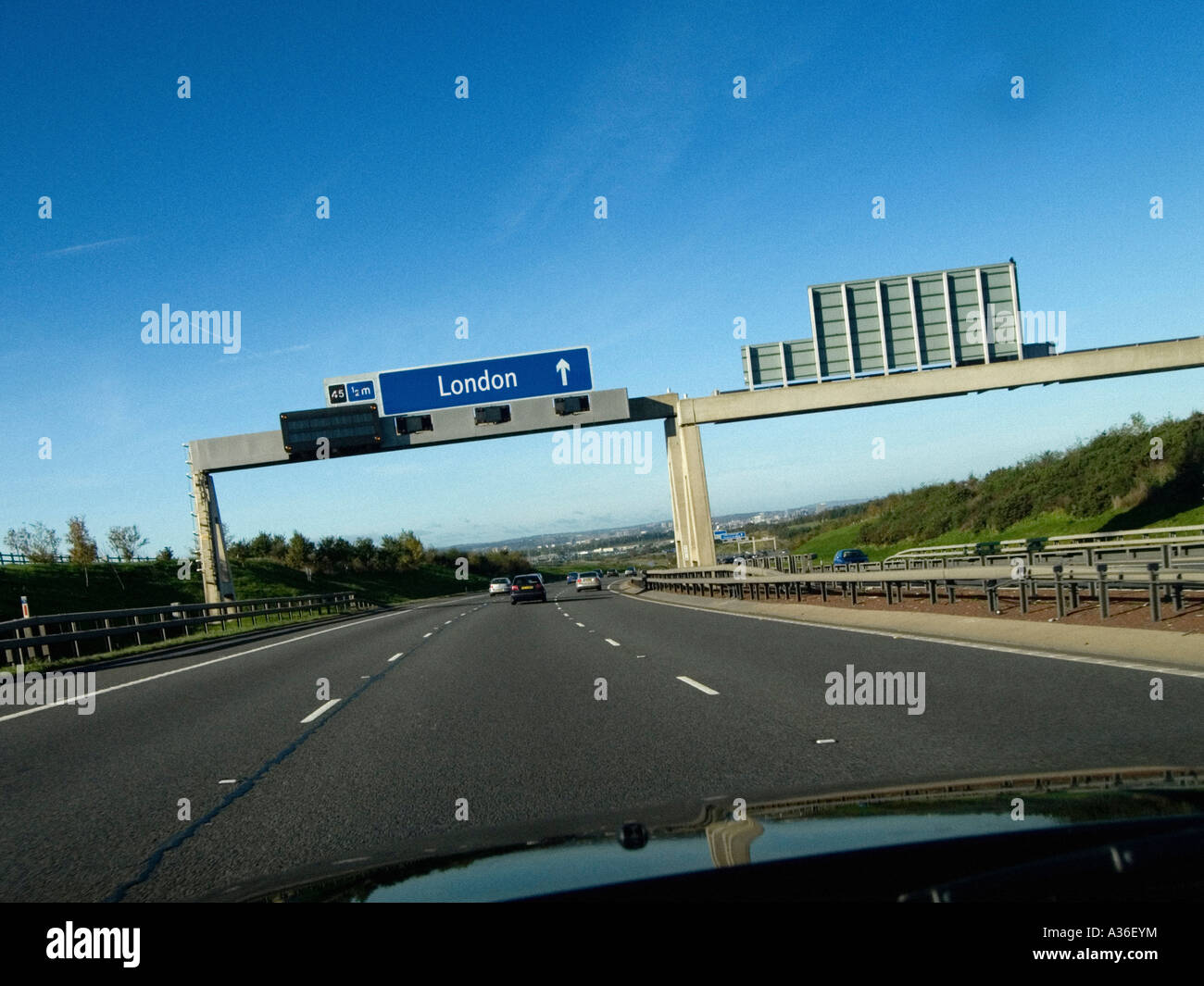 Road sign the m1 london hi-res stock photography and images - Alamy