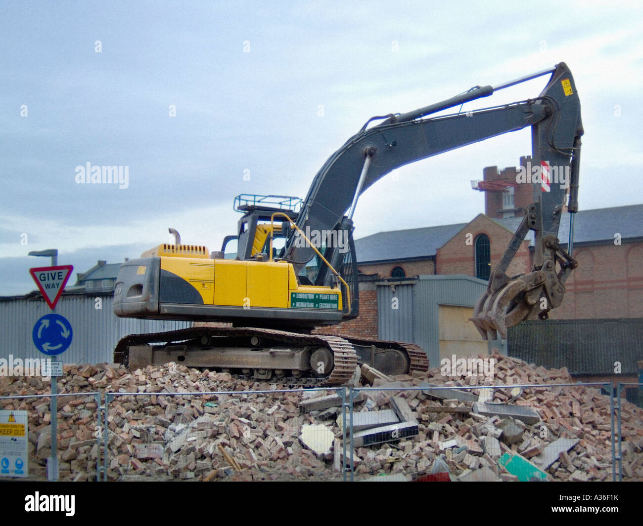 Pile of bricks rubble hi-res stock photography and images - Alamy