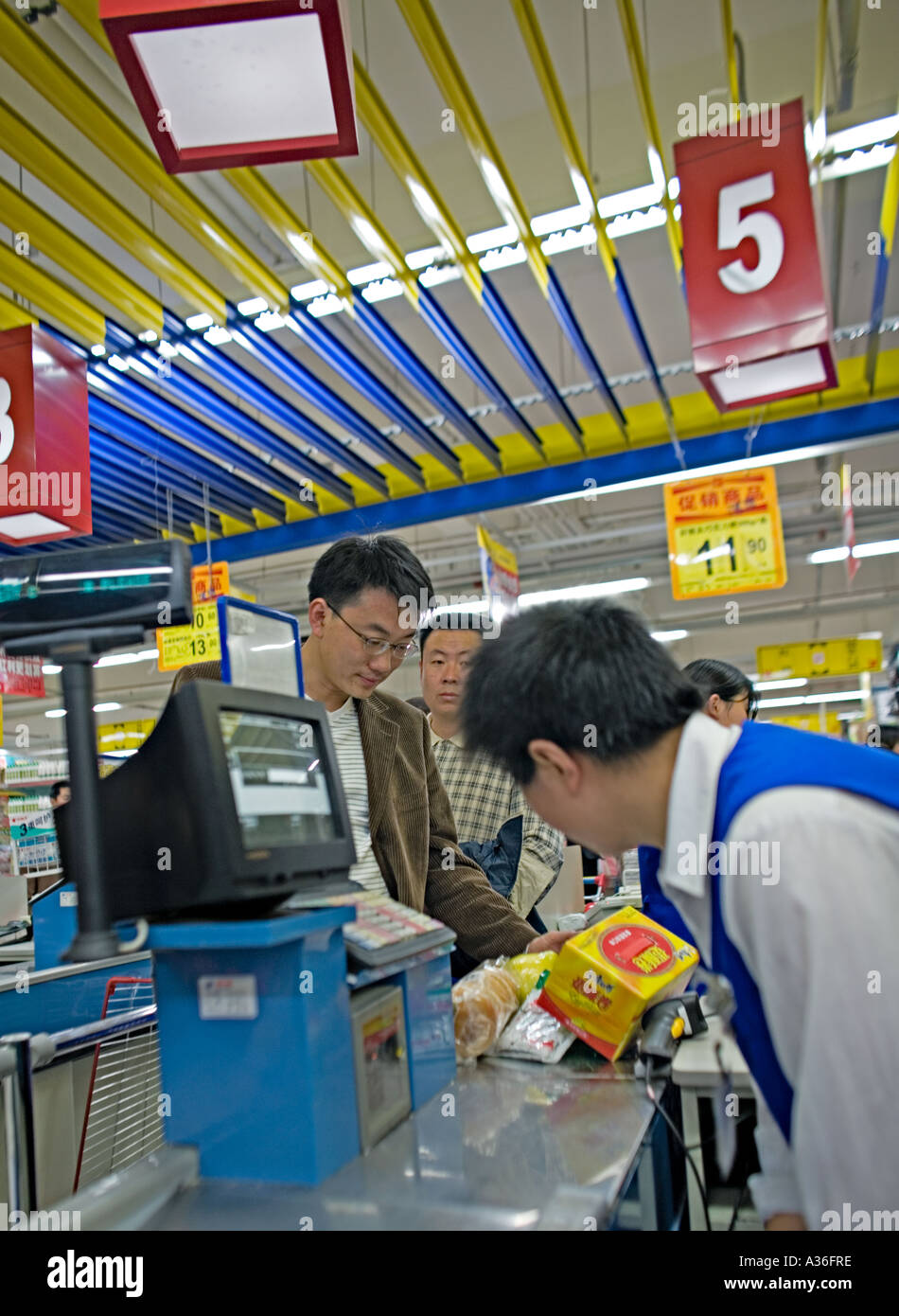 Supermarket checkout line hi-res stock photography and images - Alamy