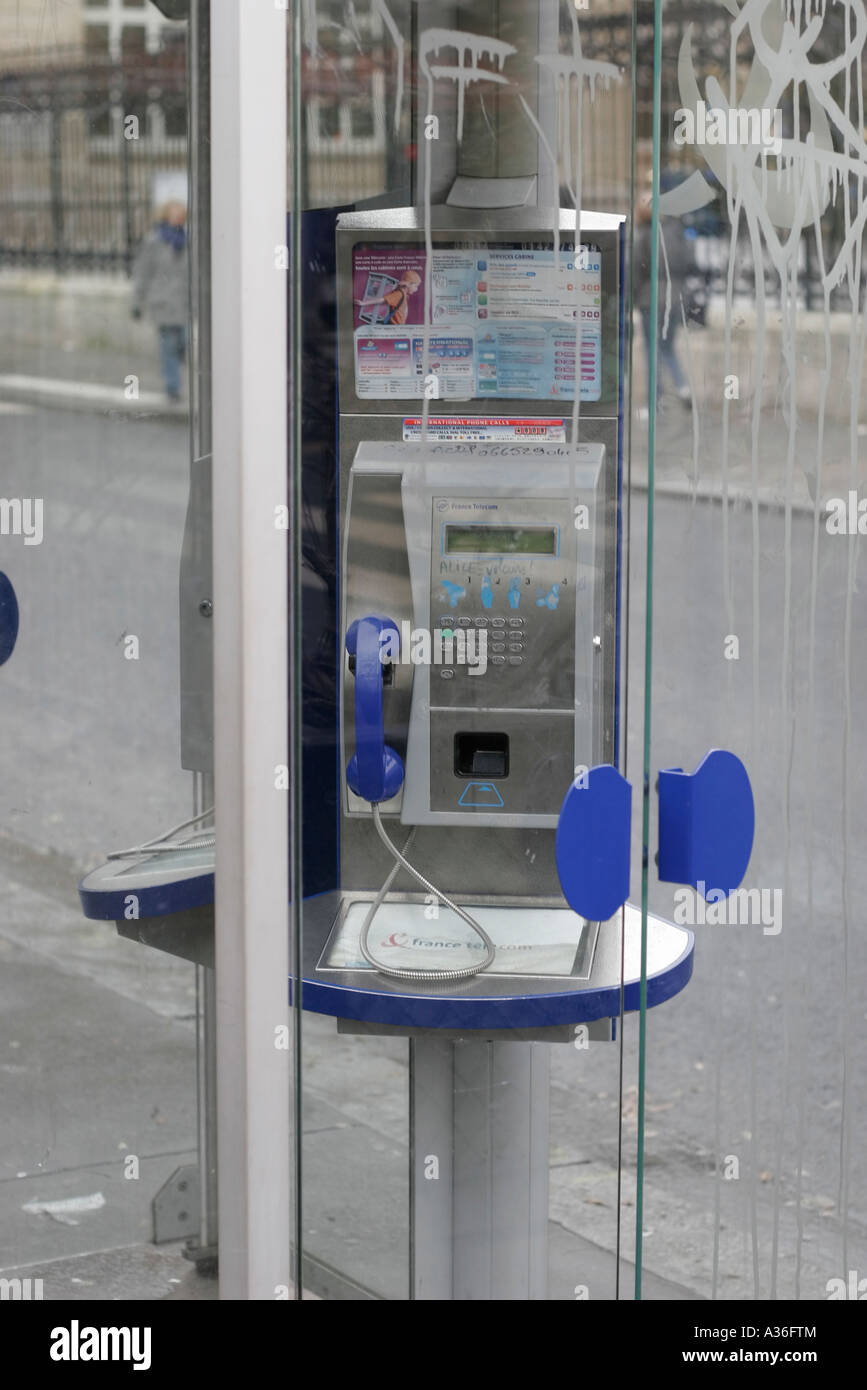 Pay phone Paris Stock Photo - Alamy