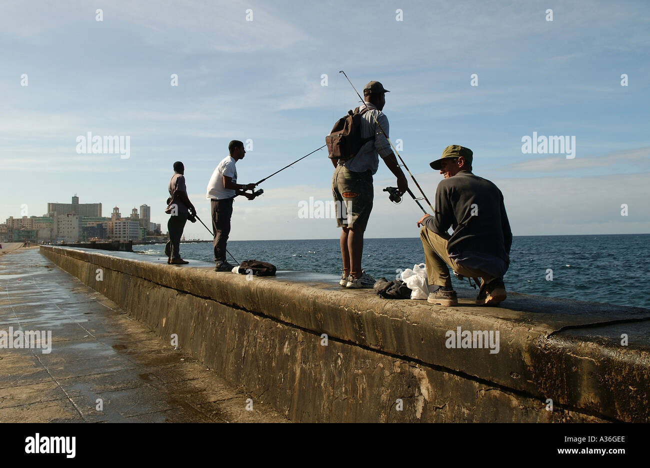 Cuban men fishing hi-res stock photography and images - Alamy