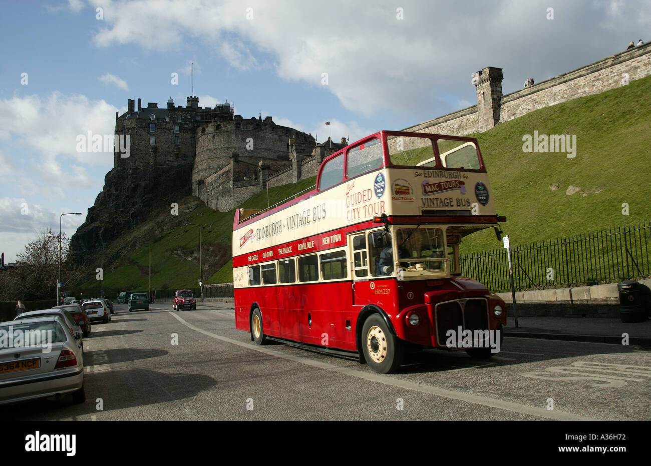 Edinburgh tourists bus castle hi-res stock photography and images - Alamy