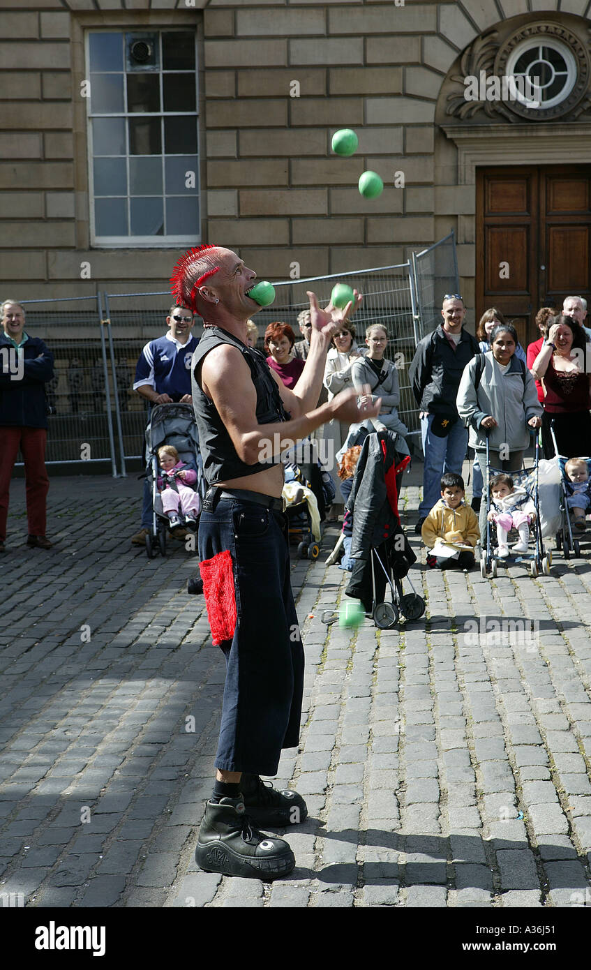 Juggler street artist edinburgh festival hi-res stock photography and ...
