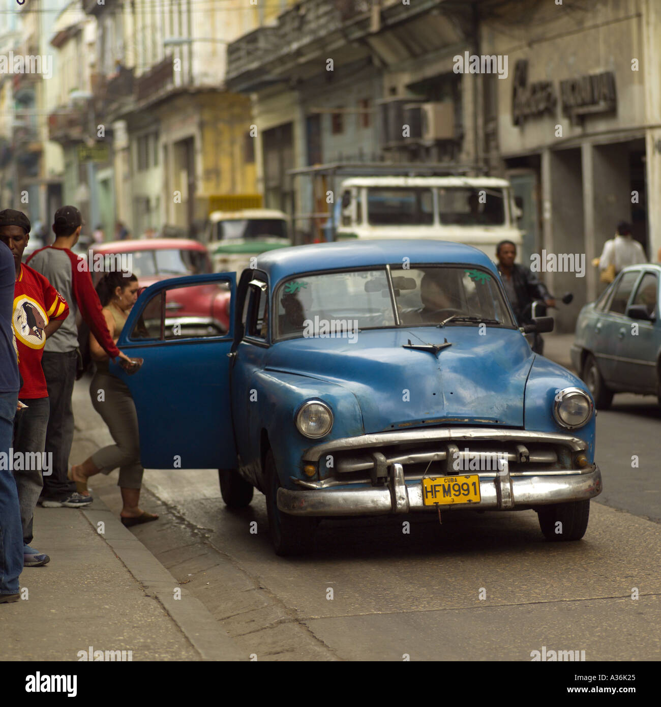 Havana cuba group public square hi-res stock photography and images - Alamy
