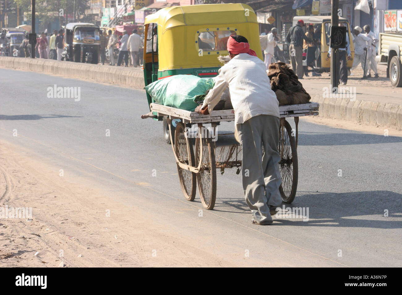 Indian man pushing cart Stock Photo - Alamy