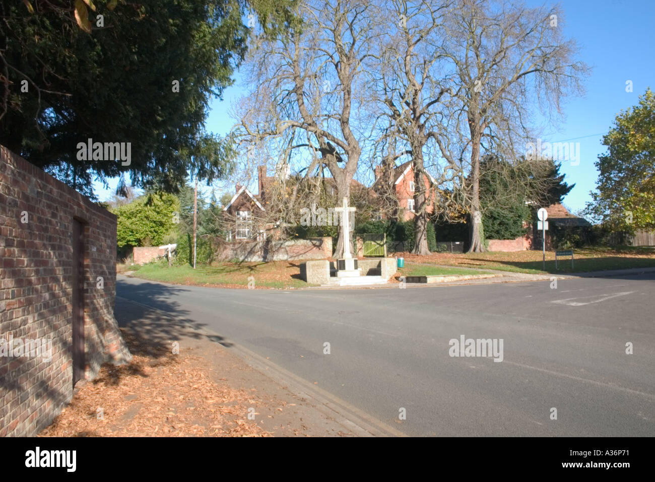 Yalding Village Street and War Memorial Stock Photo - Alamy