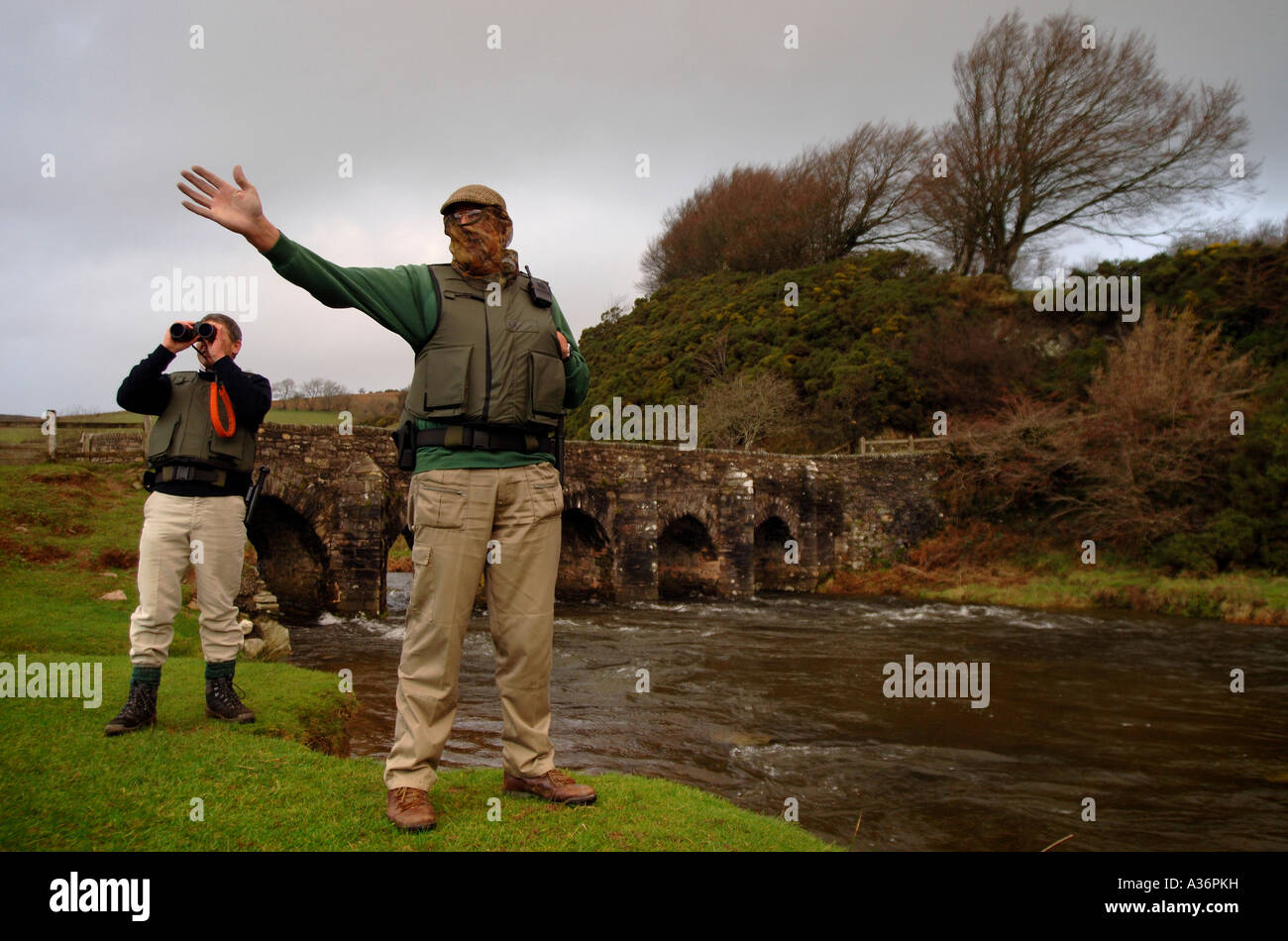 Picture By Jim Wileman 07 12 2006 Environment Agency Officers looking ...
