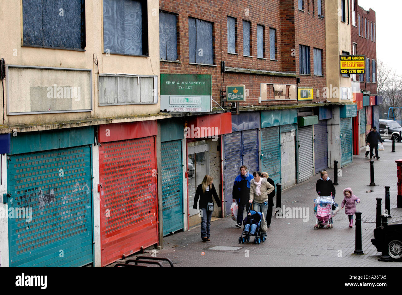 Boarded up shuttered shops flats hi-res stock photography and images ...