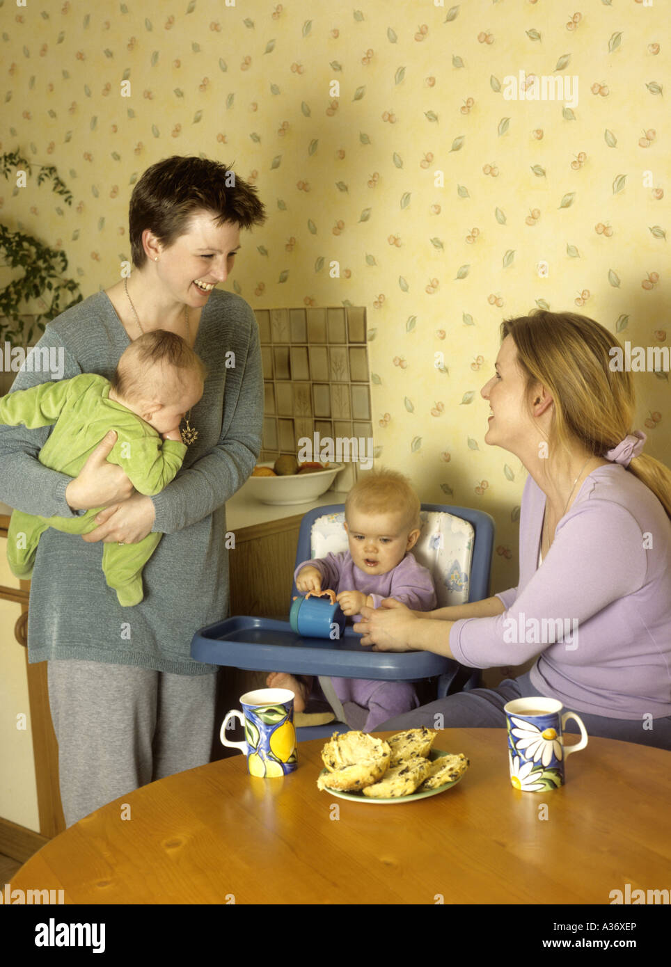 Mums chatting hi-res stock photography and images - Alamy