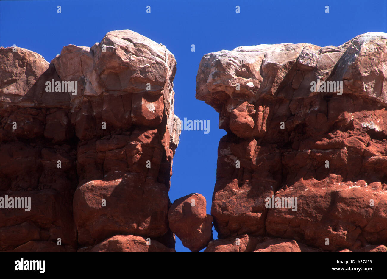 Red stone wall with balancing rock in crack, Arches NP Utah USA ...