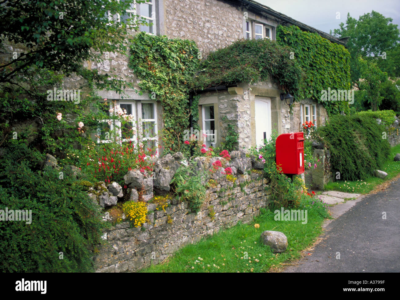 Stone Cottage Conistone Upper Wharfedale Yorkshire Dales Stock Photo ...