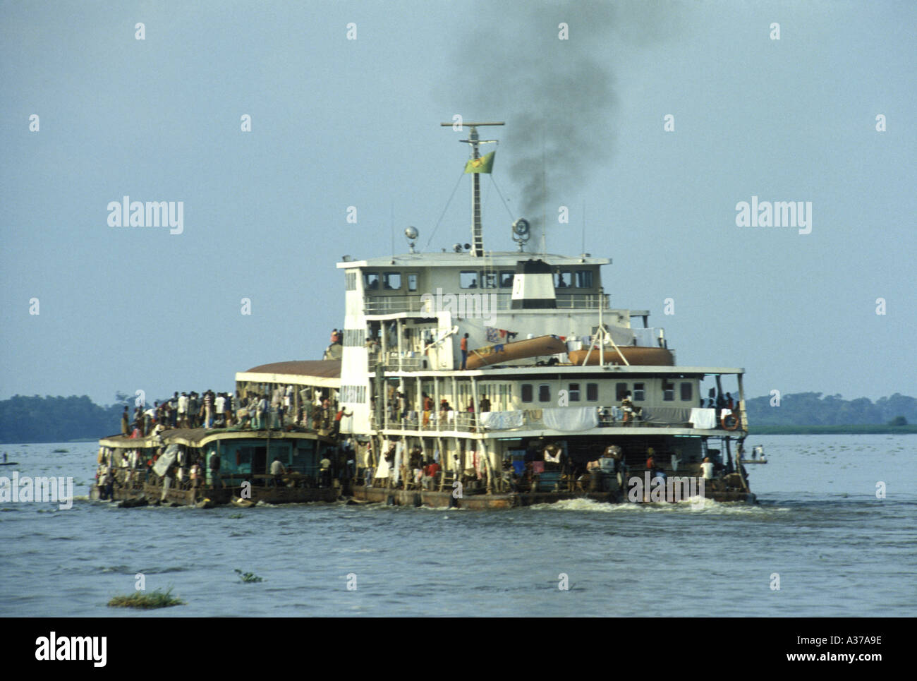 An overcrowded ferry on the Zaire river Zaire Stock Photo - Alamy