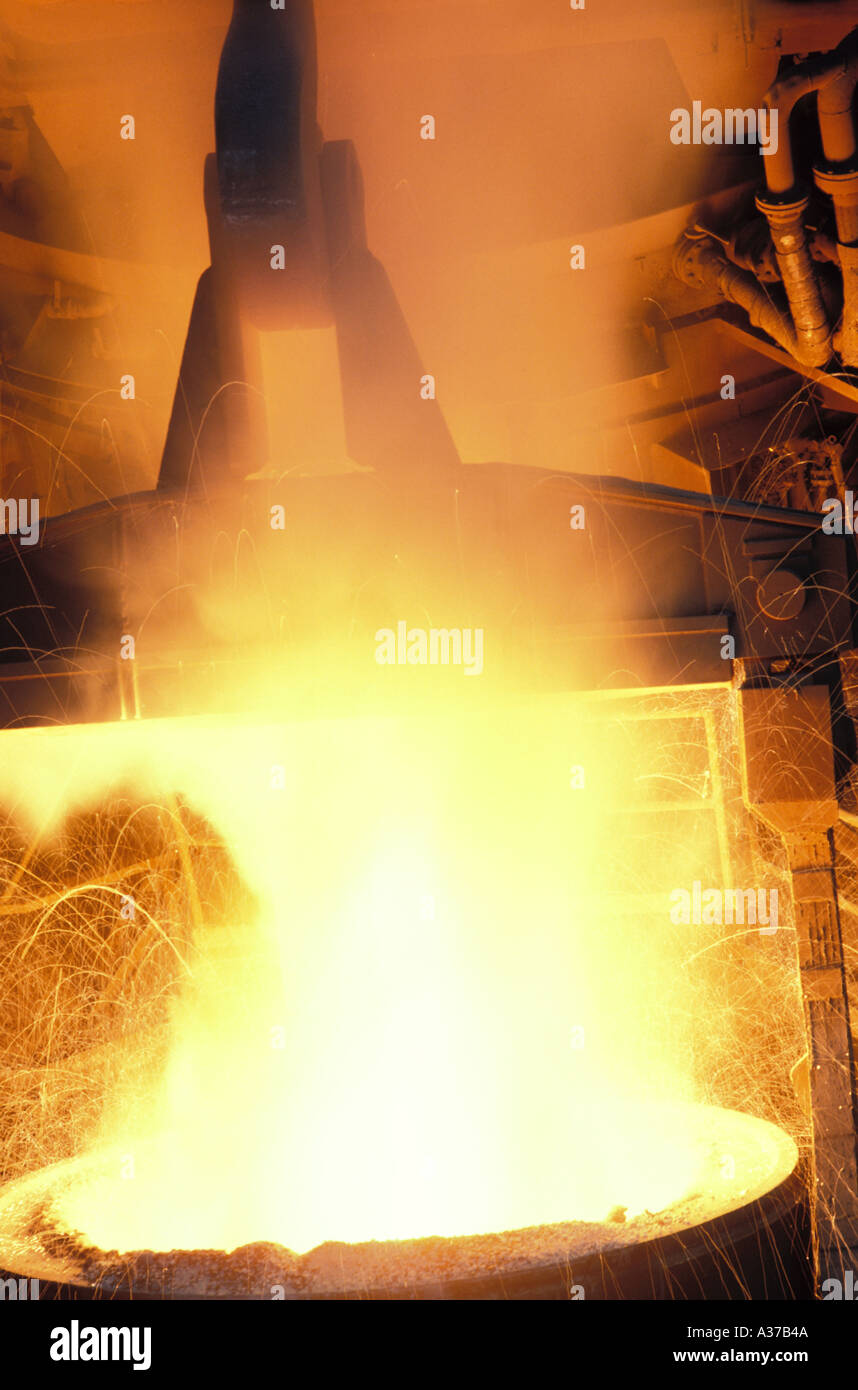 Pouring molten steel from melting pot to ladle Stock Photo - Alamy