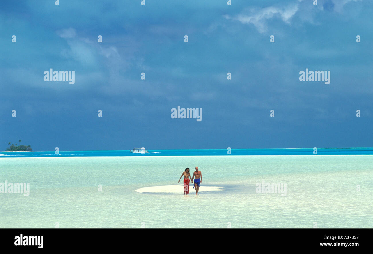 Couple on small sandbar in lagoon off Aitutaki in Cook Islands Stock ...