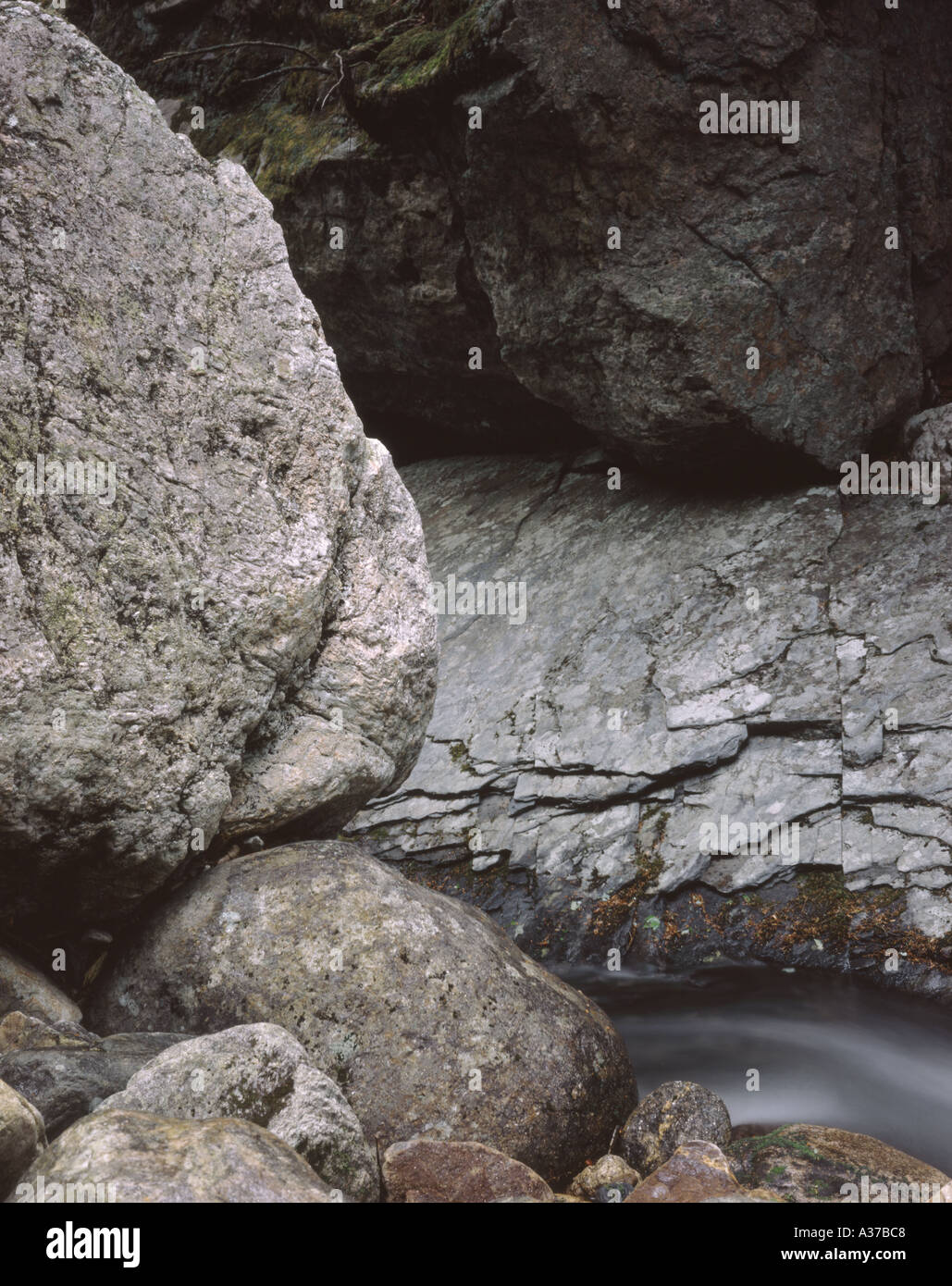 Streambed boulders hi-res stock photography and images - Alamy