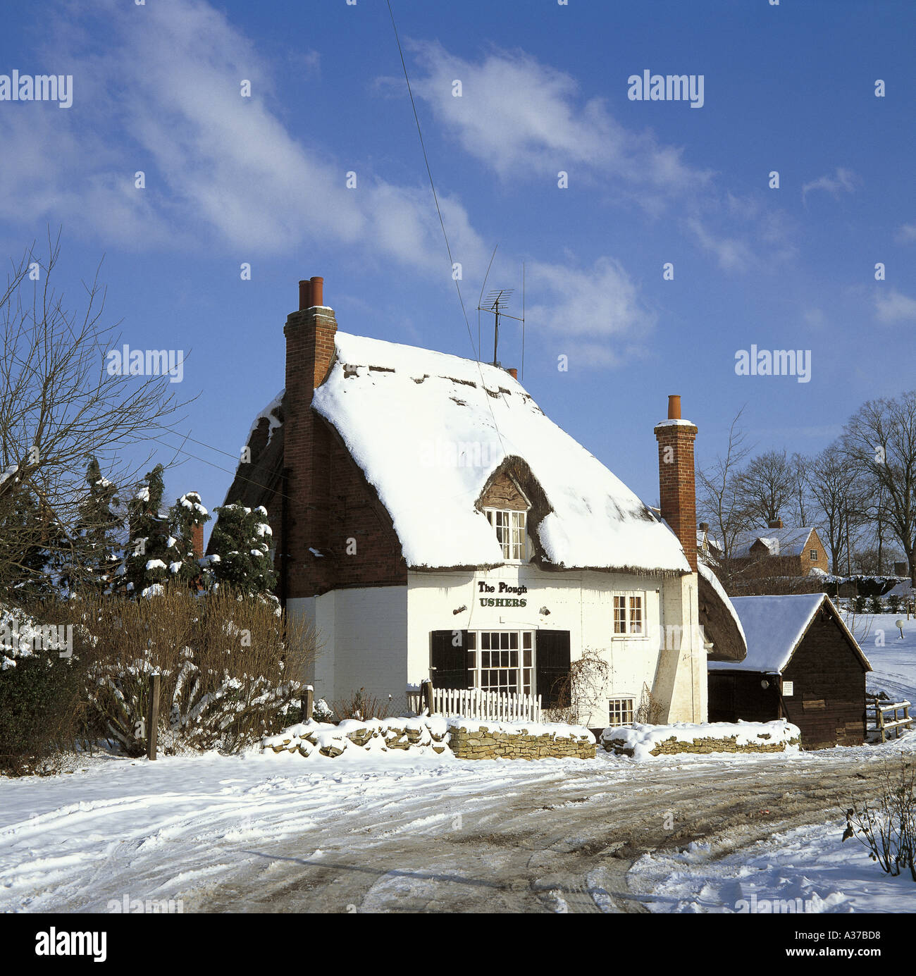 Snow scene cottage Stock Photo - Alamy
