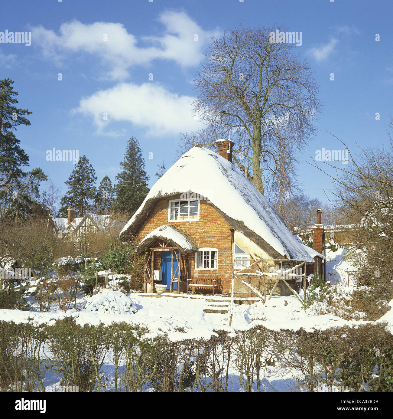 Snow scene cottage Stock Photo - Alamy