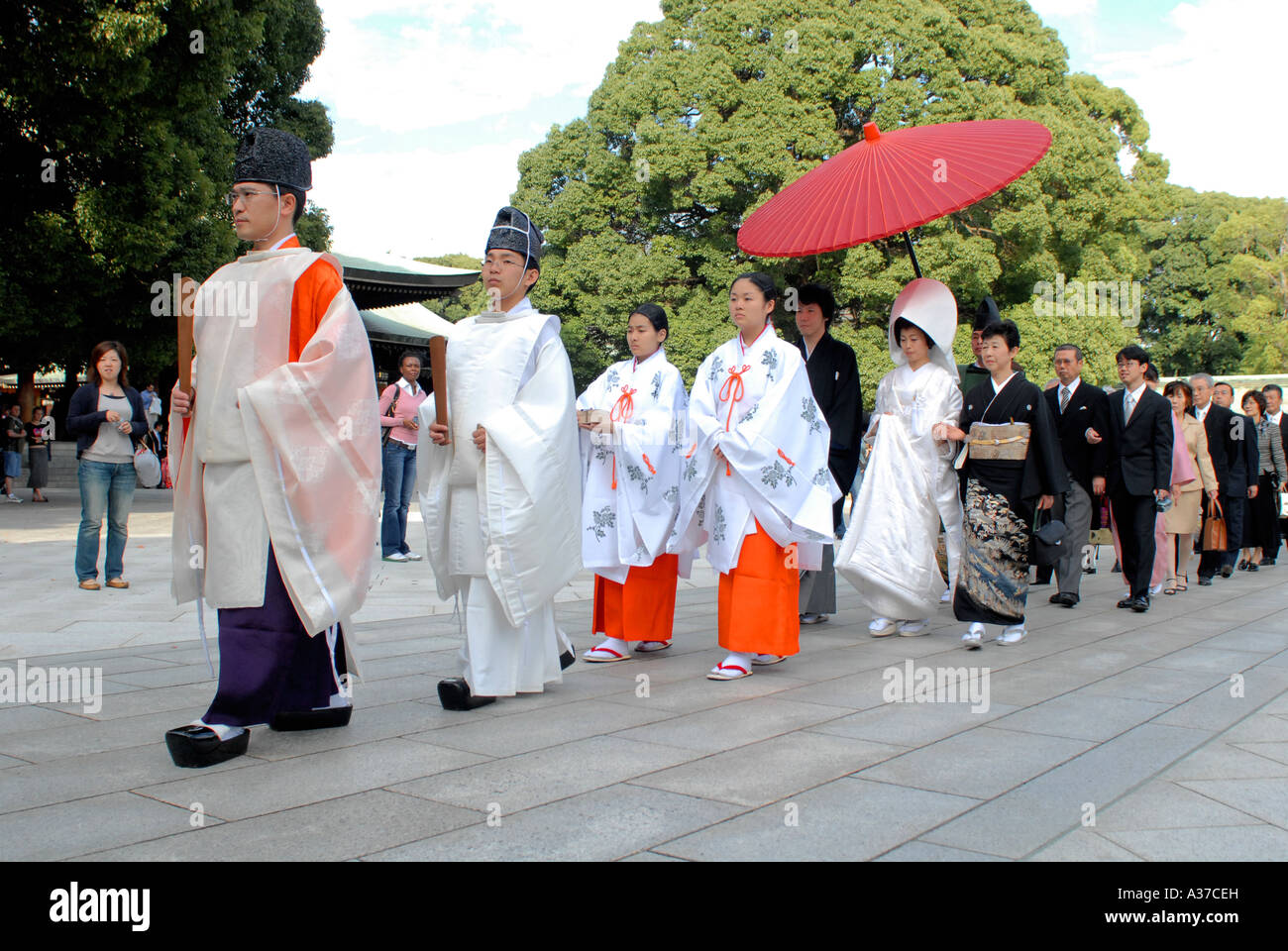 At a shinto wedding ceremony at meiji jingu shrine hi-res stock ...