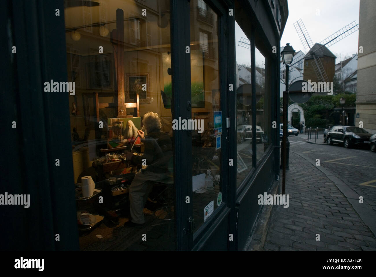 PARIS FRANCE ARTIST AT WORK IN MONTMARTRE 2007 Stock Photo - Alamy