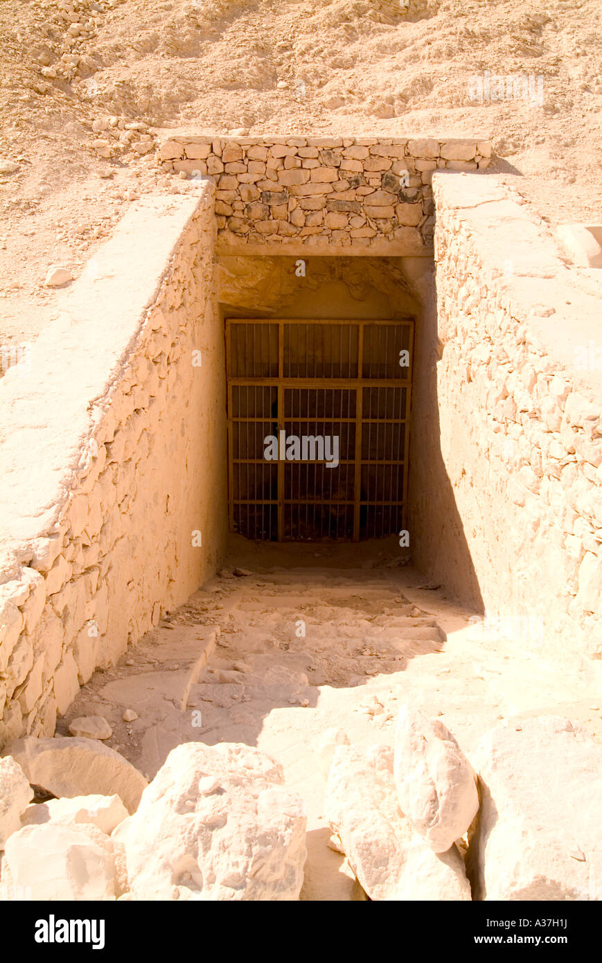 Tomb entrance hi-res stock photography and images - Alamy