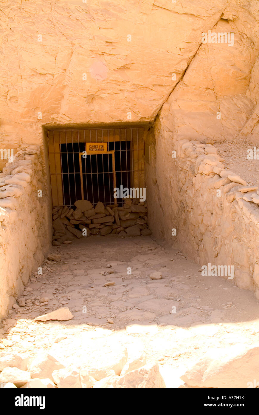 Tomb entrance hi-res stock photography and images - Alamy