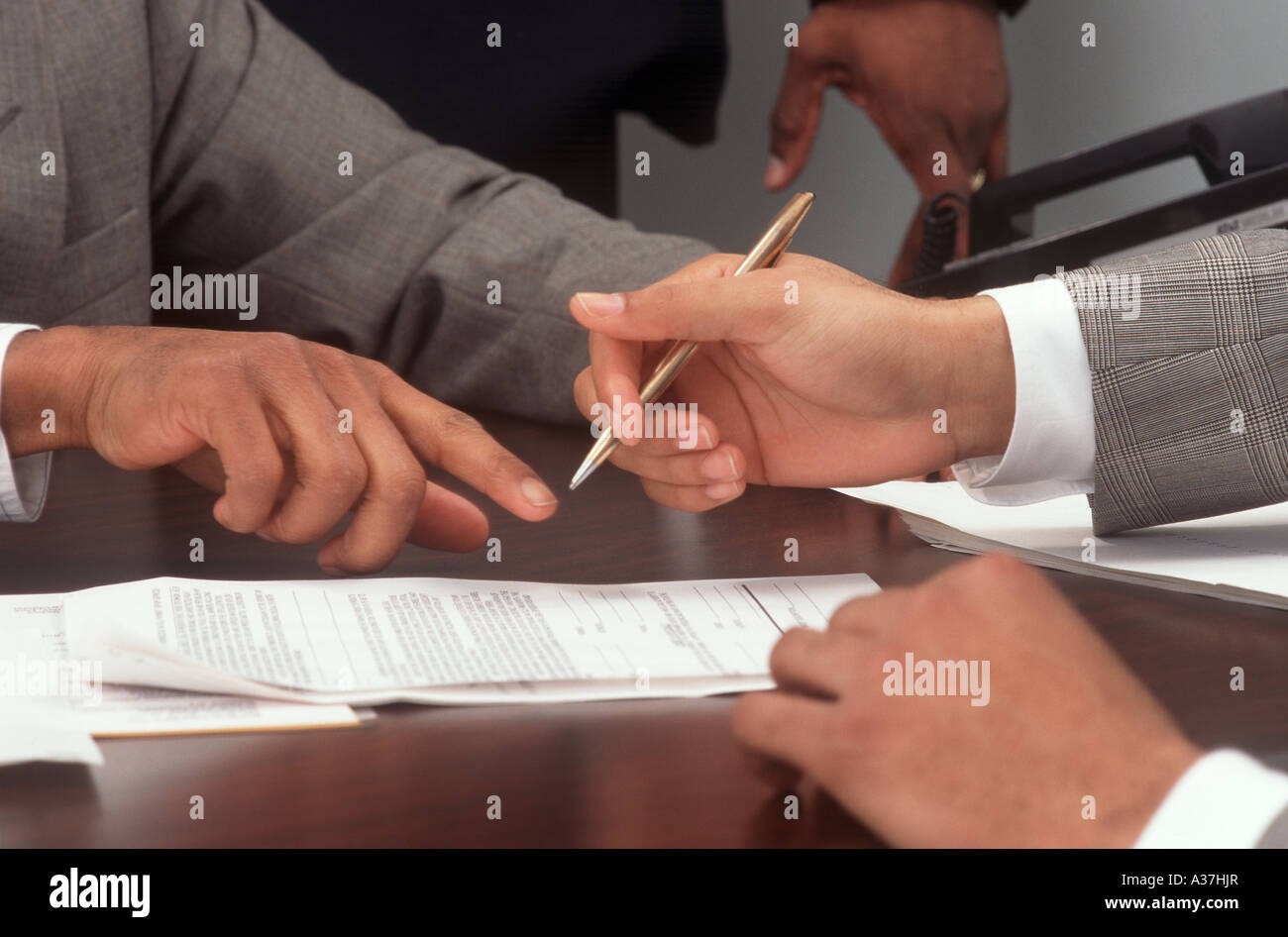Businessman signs contract Stock Photo - Alamy