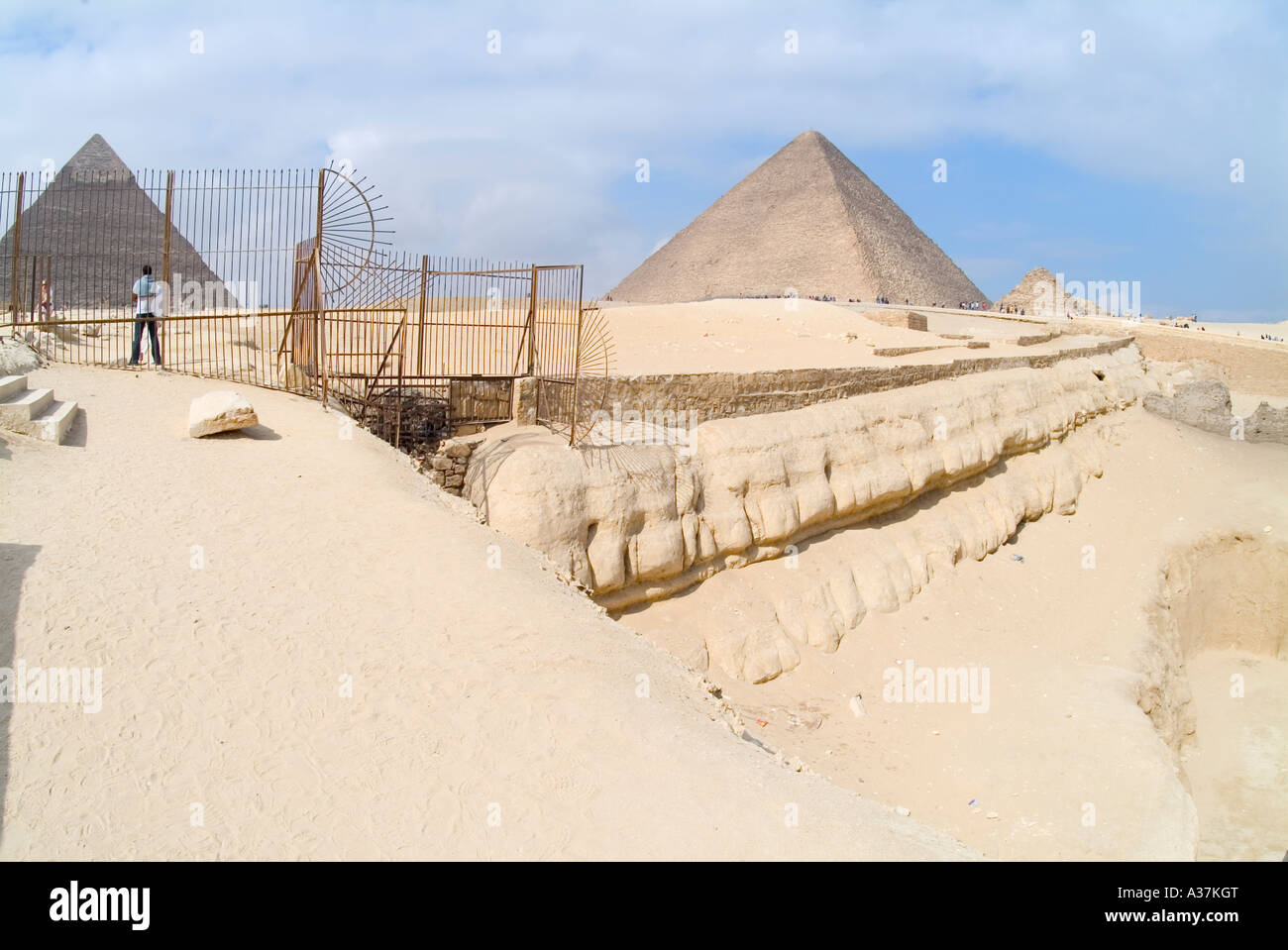 Sphinx side view pyramids giza hi-res stock photography and images - Alamy