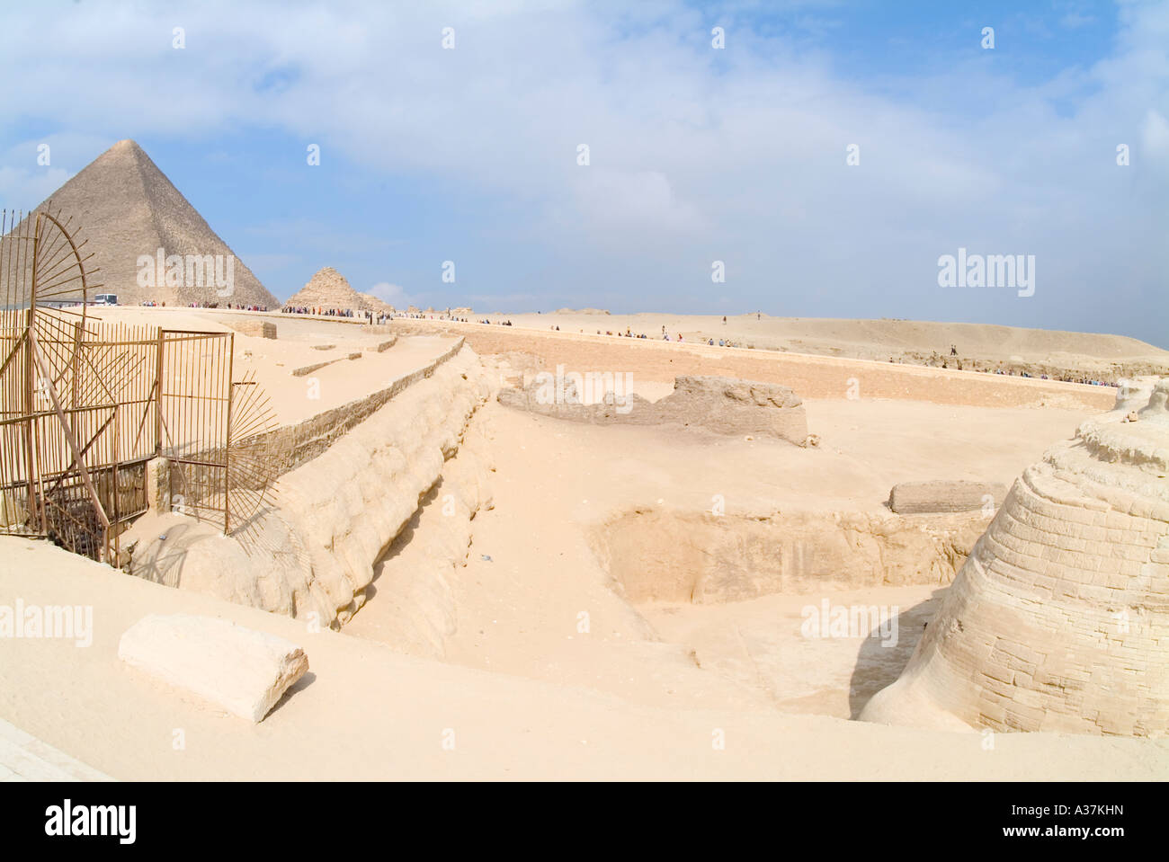 Sphinx side view pyramids giza hi-res stock photography and images - Alamy