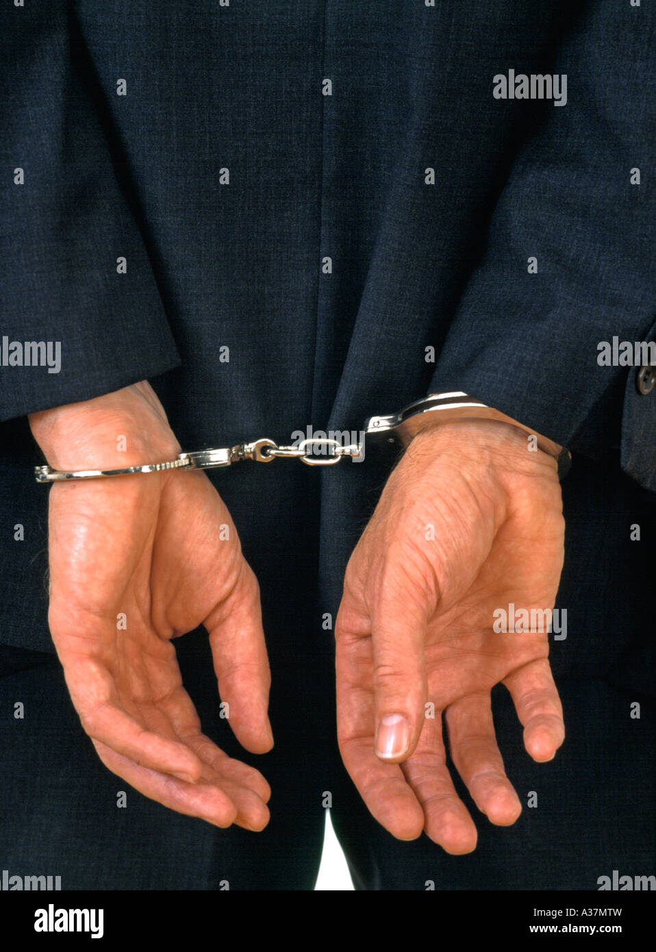 Mann in Handschellen, man in handcuffs Stock Photo - Alamy