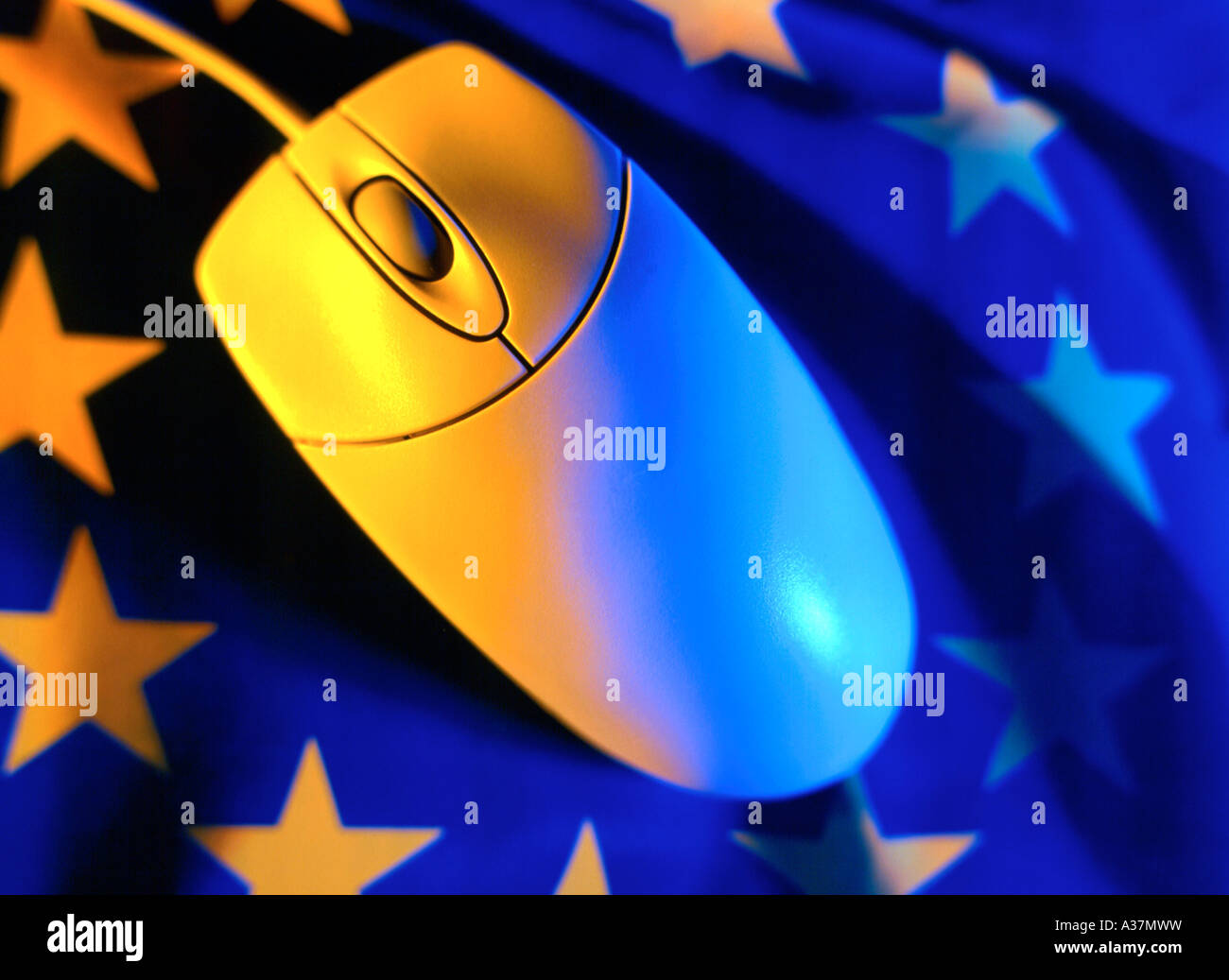 Computermaus auf Europafahne, computermouse Stock Photo - Alamy