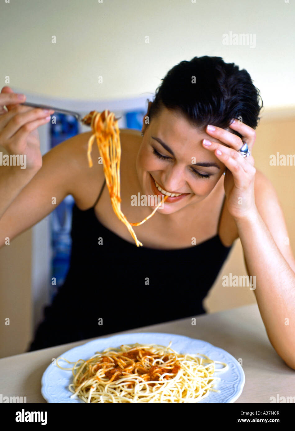 Frau beim Essen, woman eating sapghetti Stock Photo - Alamy