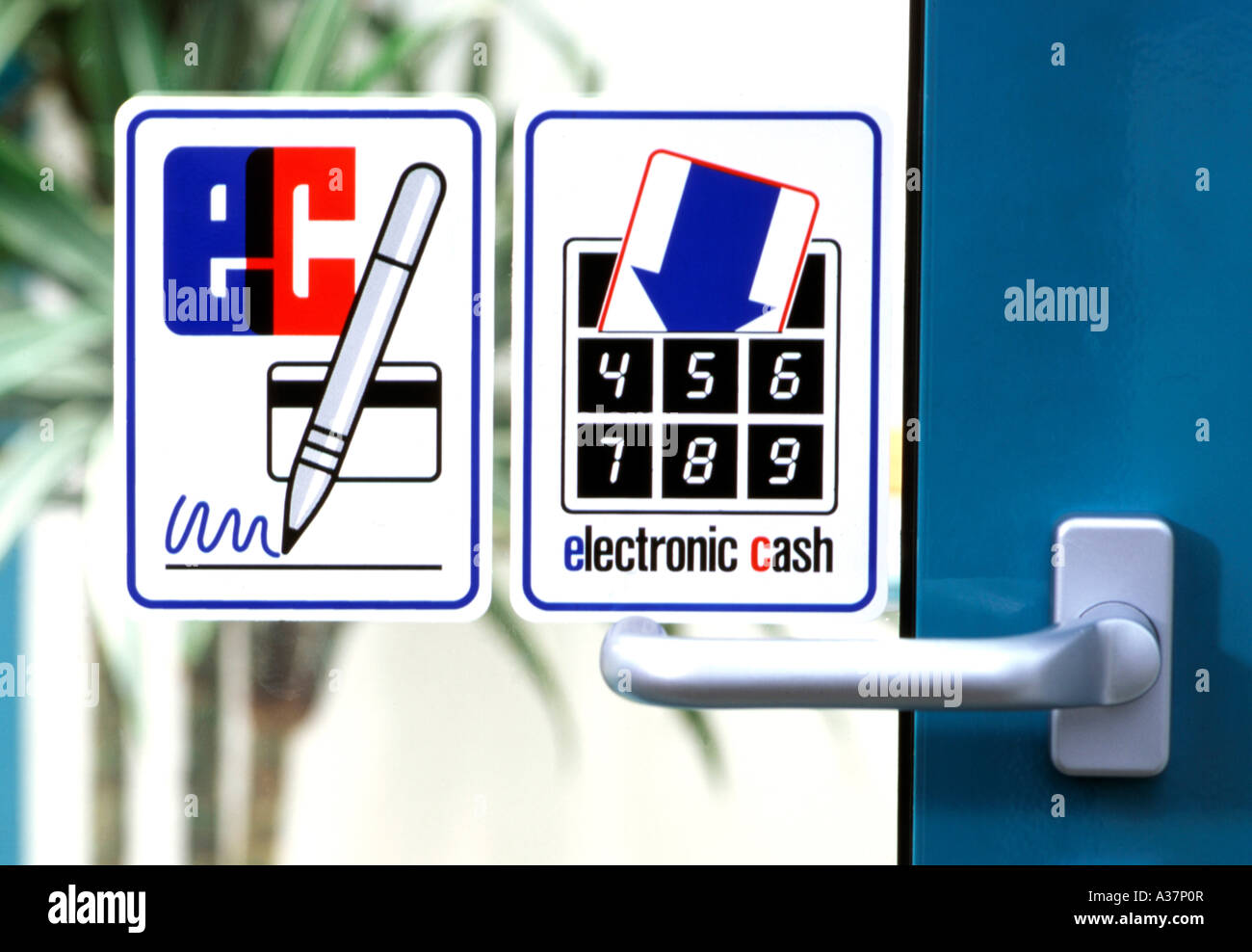 Cashless sign hi-res stock photography and images - Alamy