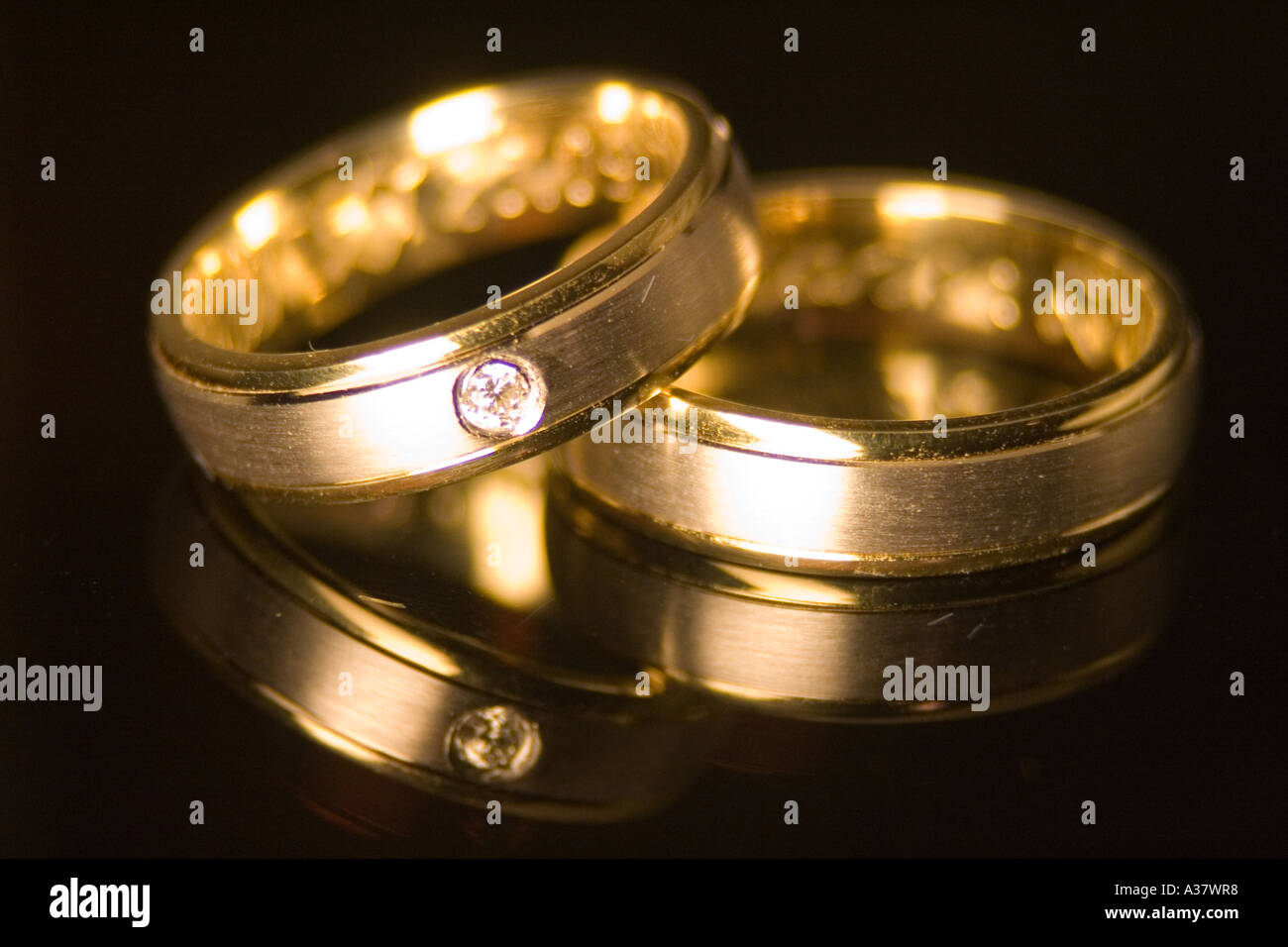 Ring sharing hi-res stock photography and images - Alamy
