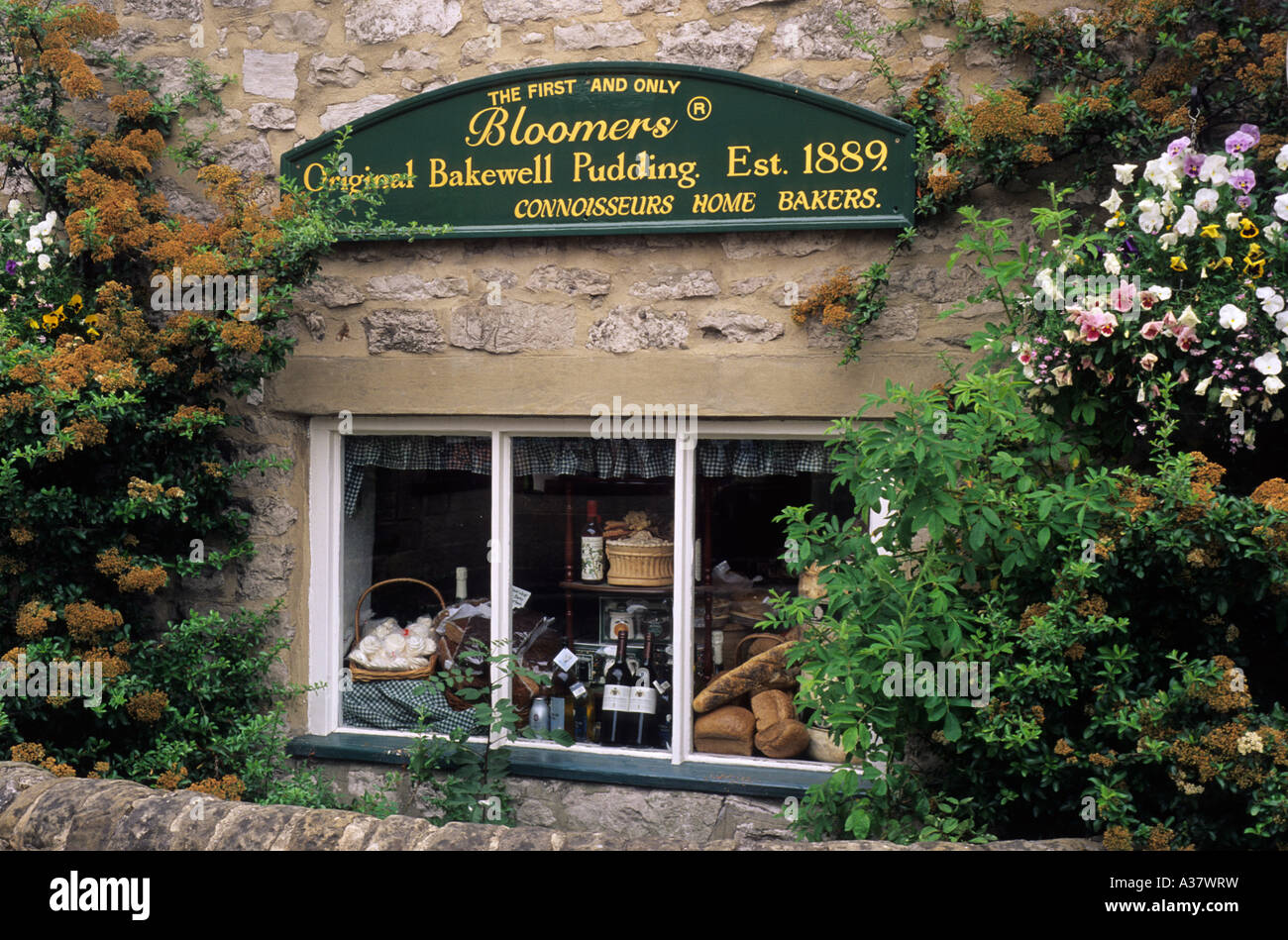 Bloomers Bakewell Puddings Shop Derbyshire Stock Photo - Alamy