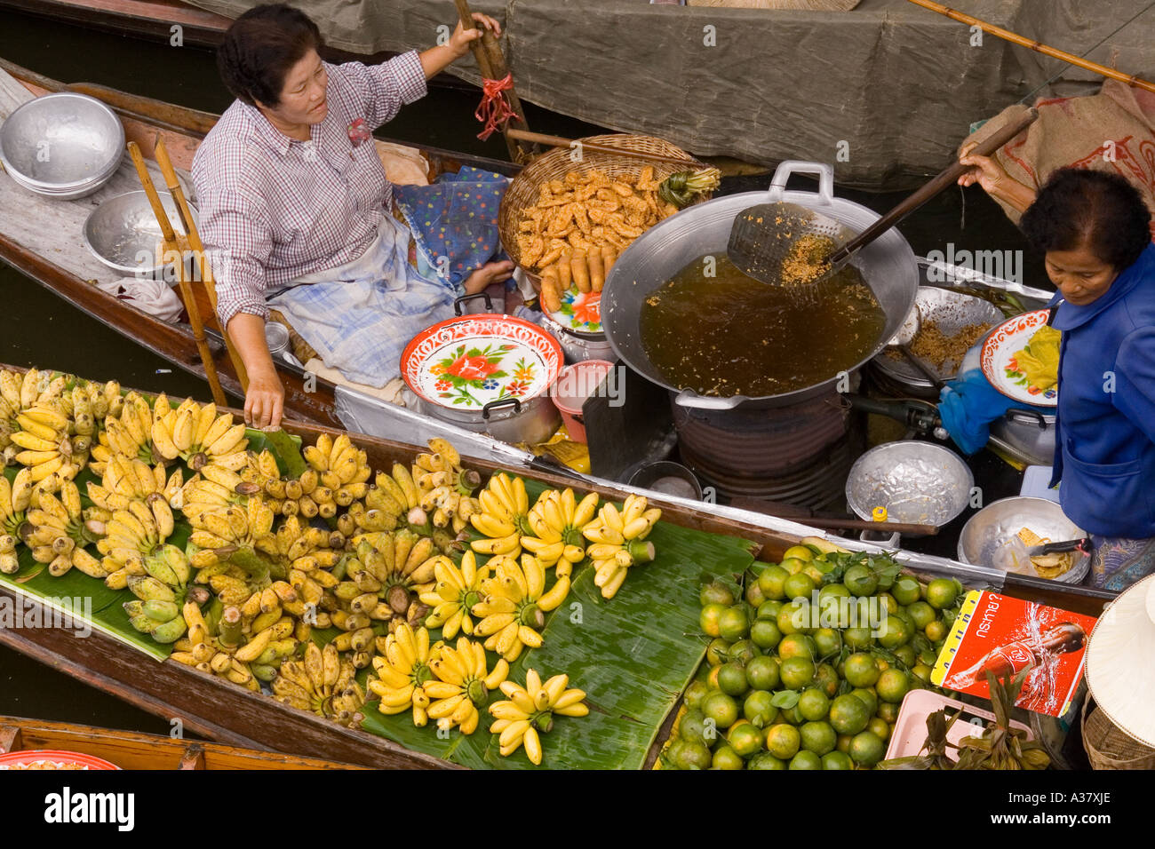 Bangkok boat cooking Stock Photo - Alamy