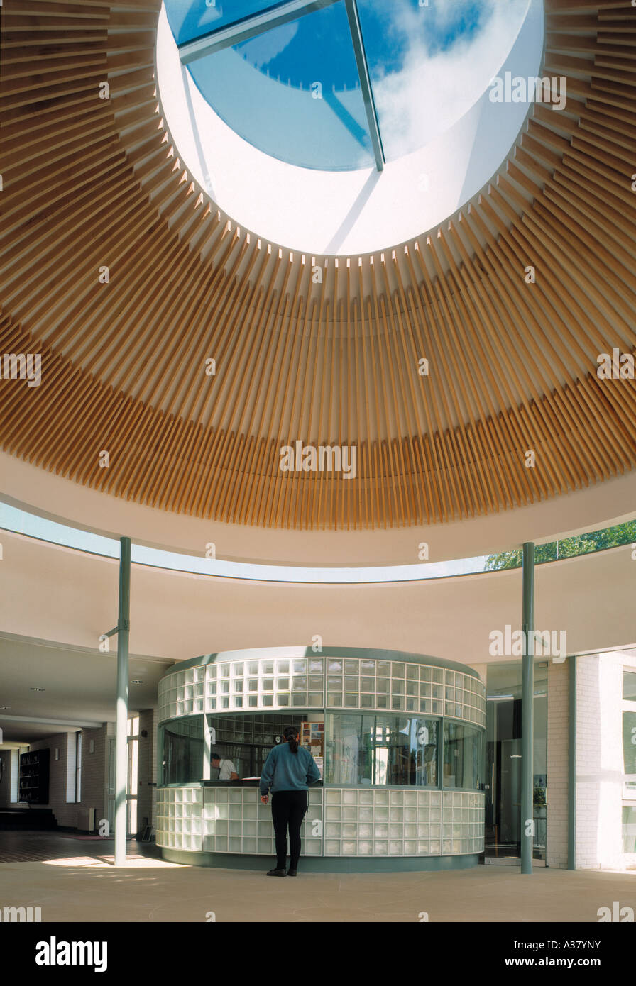 College reception desk hi-res stock photography and images - Alamy