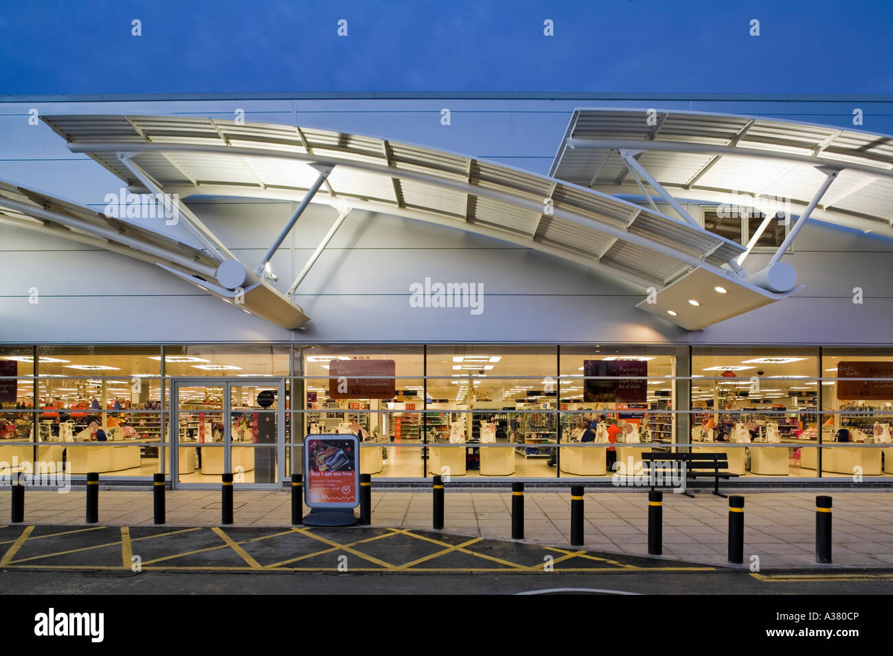 Supermarket lighting design hi-res stock photography and images - Alamy