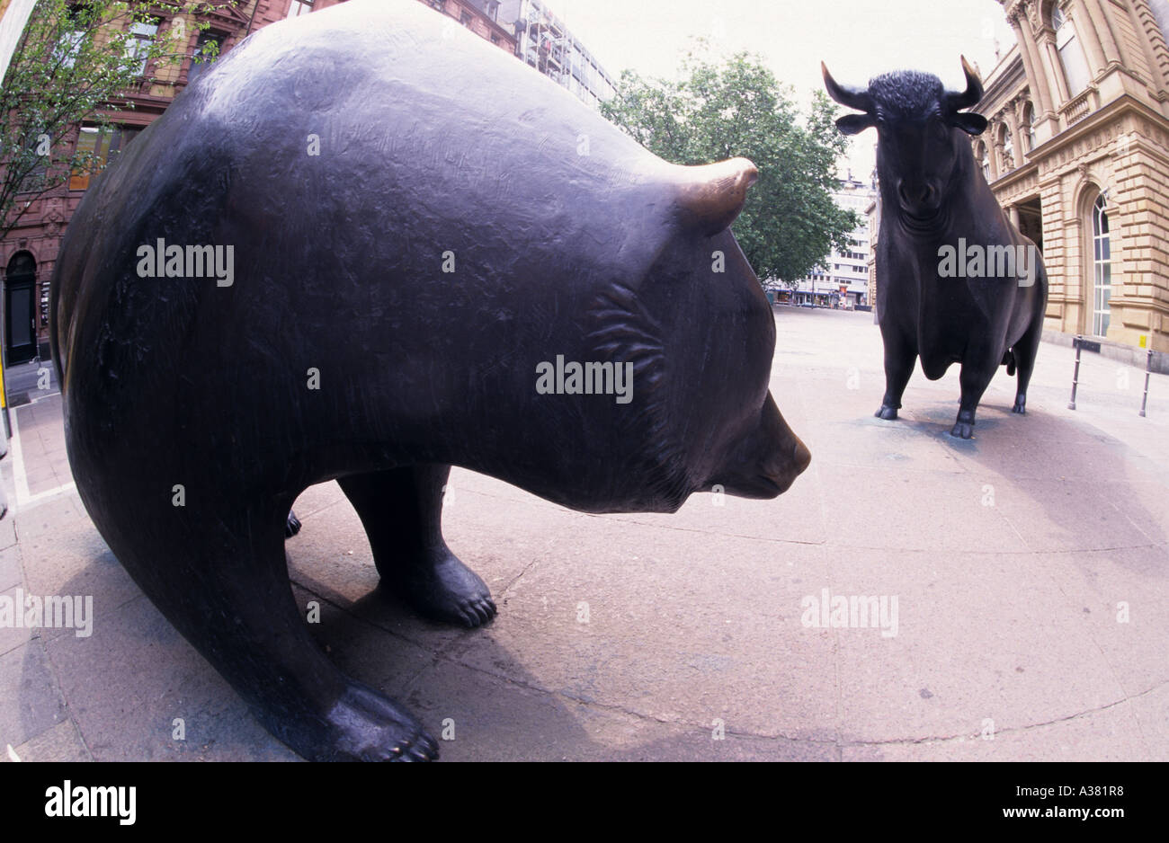 Bull and bear statues outside Frankfurt Stock Exchange Stock Photo - Alamy