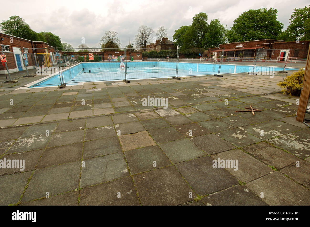 Brockwell lido hi-res stock photography and images - Alamy