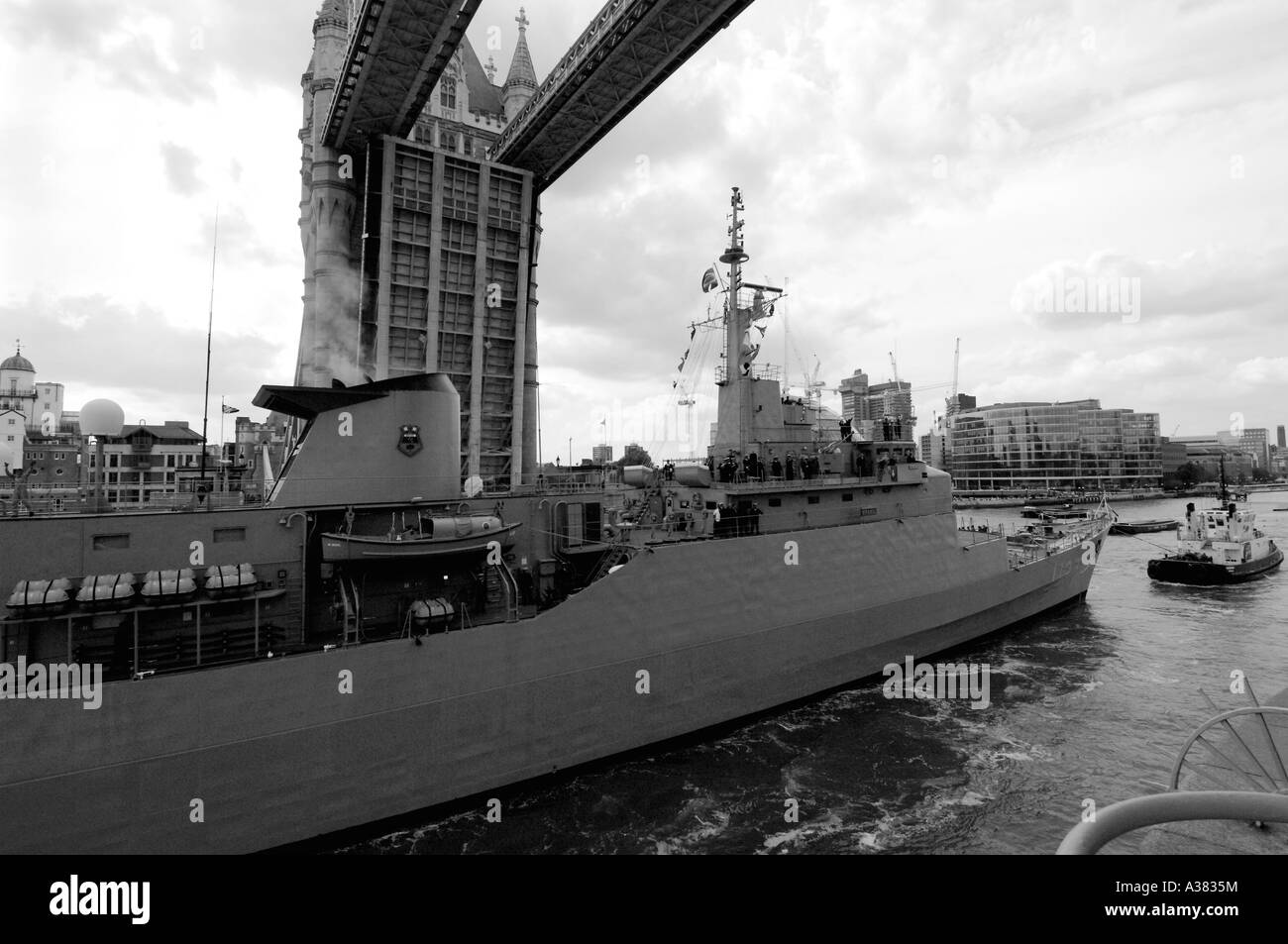 The lifting of London bridge as a Brazilian navy ship is making its ...
