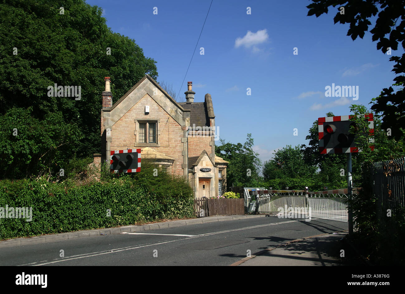 3rd August 2006 Level crossing and old crossing house near Nottingham ...