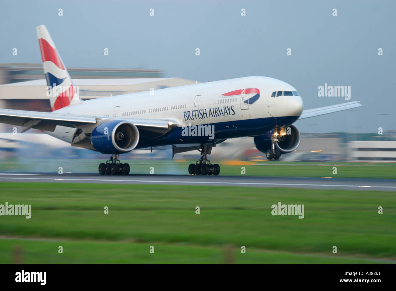 Boeing 777 touching down hi-res stock photography and images - Alamy