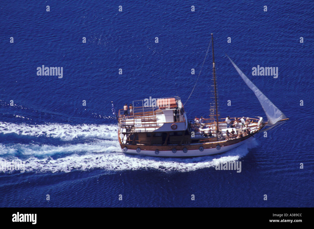 Ship making waves ocean hi-res stock photography and images - Alamy