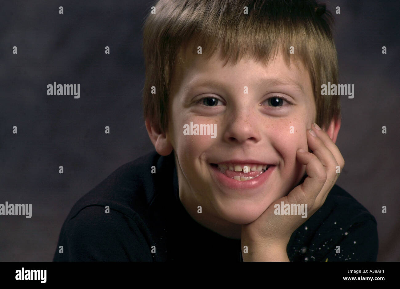 Young boy smiling Stock Photo - Alamy