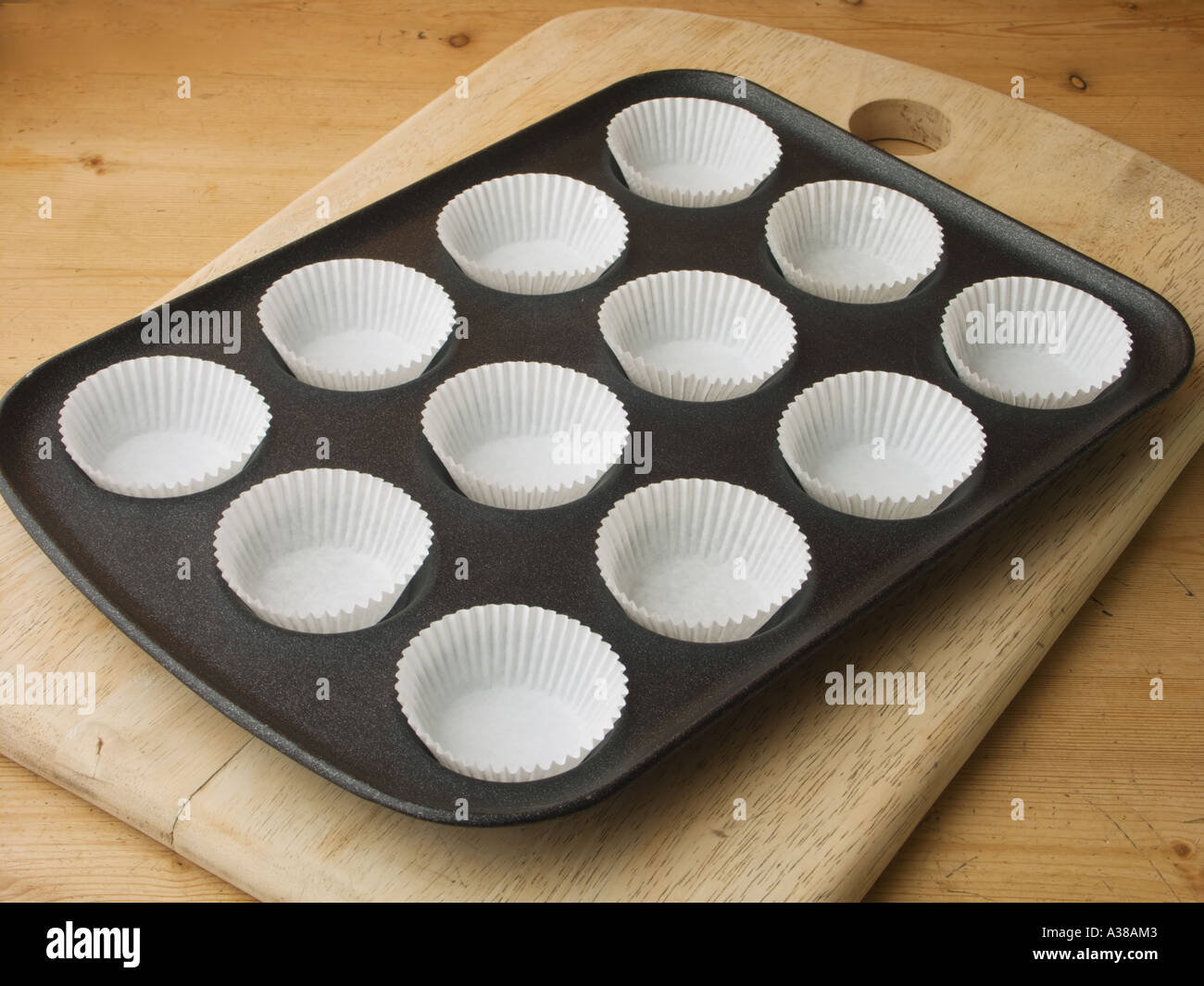 Empty pastry cases hi-res stock photography and images - Alamy