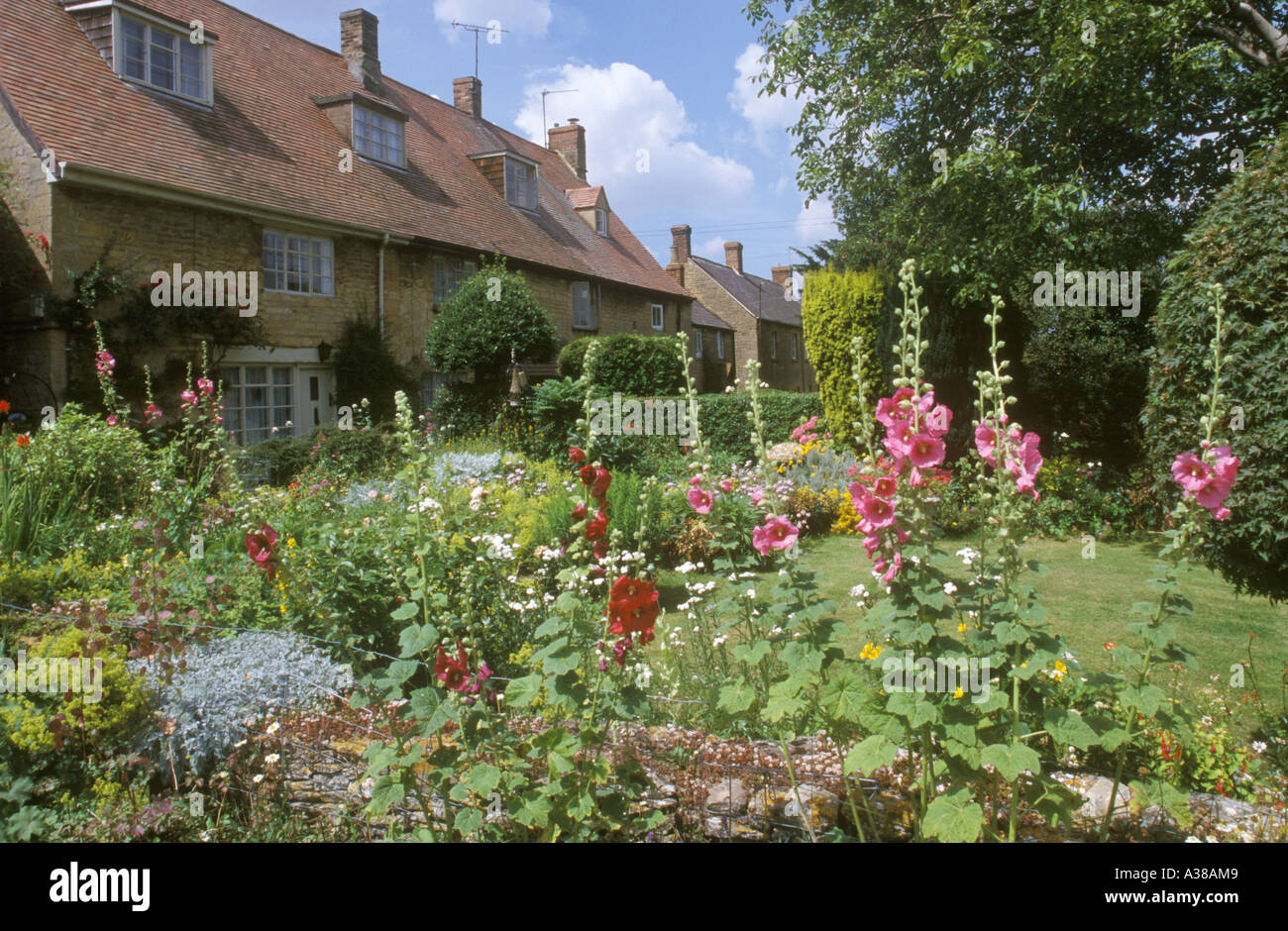Cottage garden in the Cotswold village of Willersey, Gloucestershire ...
